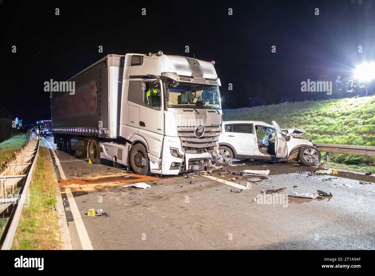 Lauta - PKW kollidiert frontal mit LKW: Fahrerin stirbt 11.10.2023 gegen 17:00 Uhr Lauta, OT ...