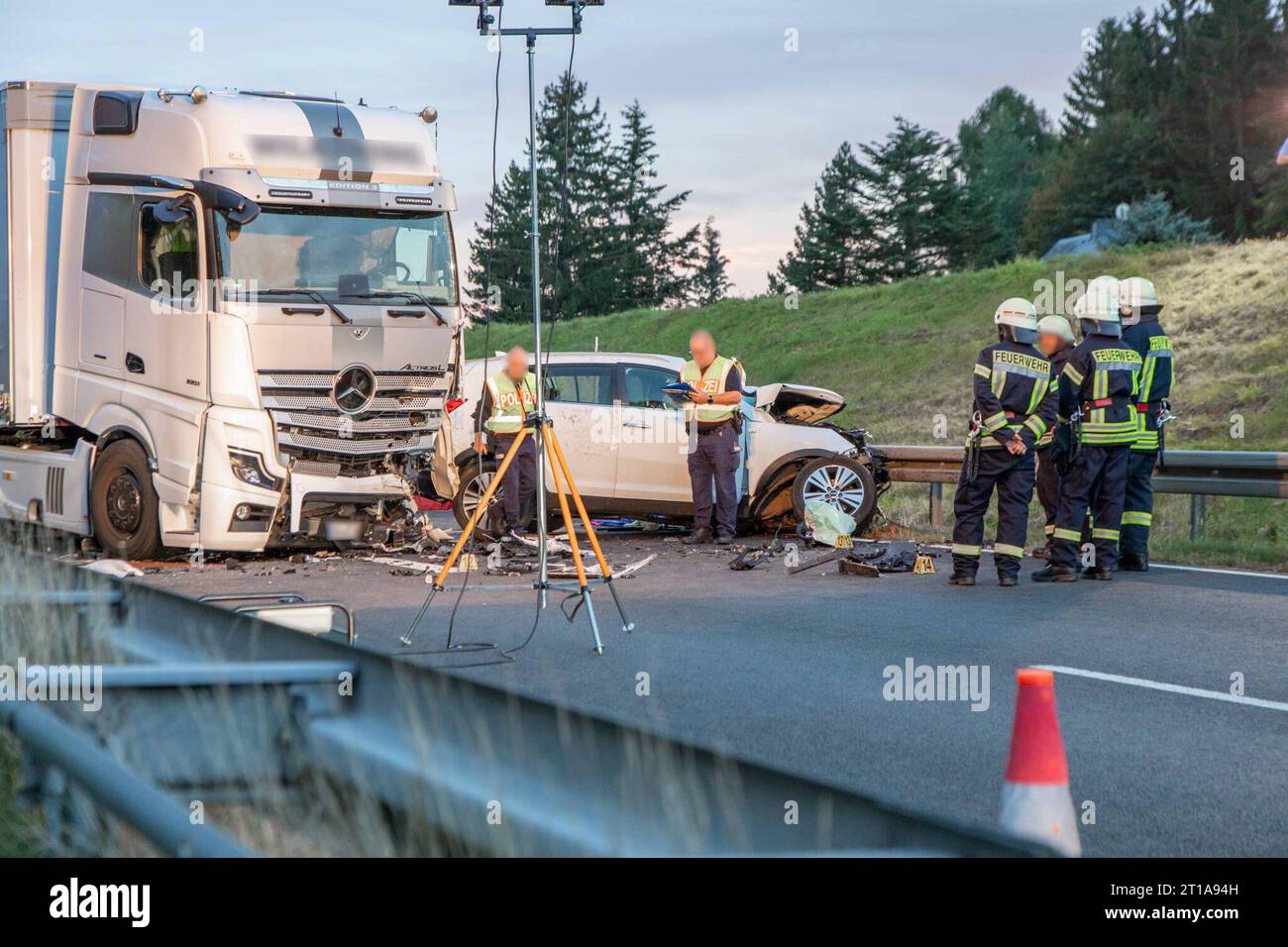 Lauta - PKW kollidiert frontal mit LKW: Fahrerin stirbt 11.10.2023 gegen 17:00 Uhr Lauta, OT ...