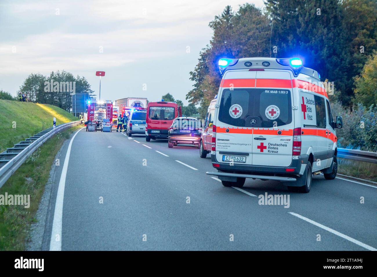 Lauta - PKW kollidiert frontal mit LKW: Fahrerin stirbt 11.10.2023 gegen 17:00 Uhr Lauta, OT ...