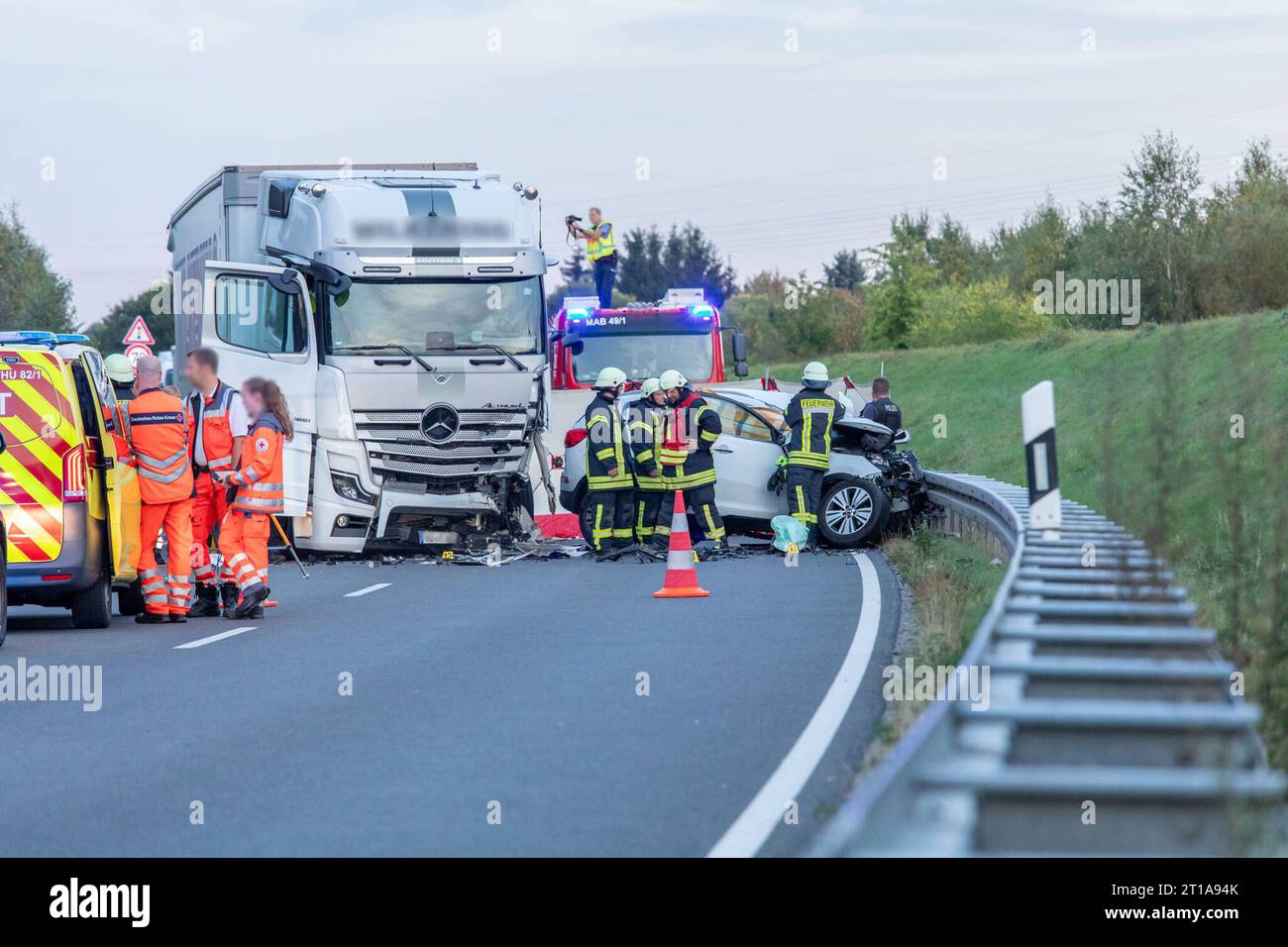 Lauta - PKW kollidiert frontal mit LKW: Fahrerin stirbt 11.10.2023 gegen 17:00 Uhr Lauta, OT ...