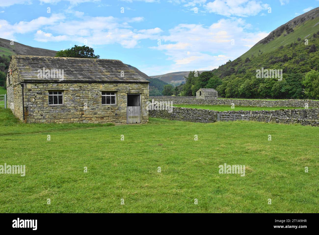 Limestone barns hi-res stock photography and images - Alamy