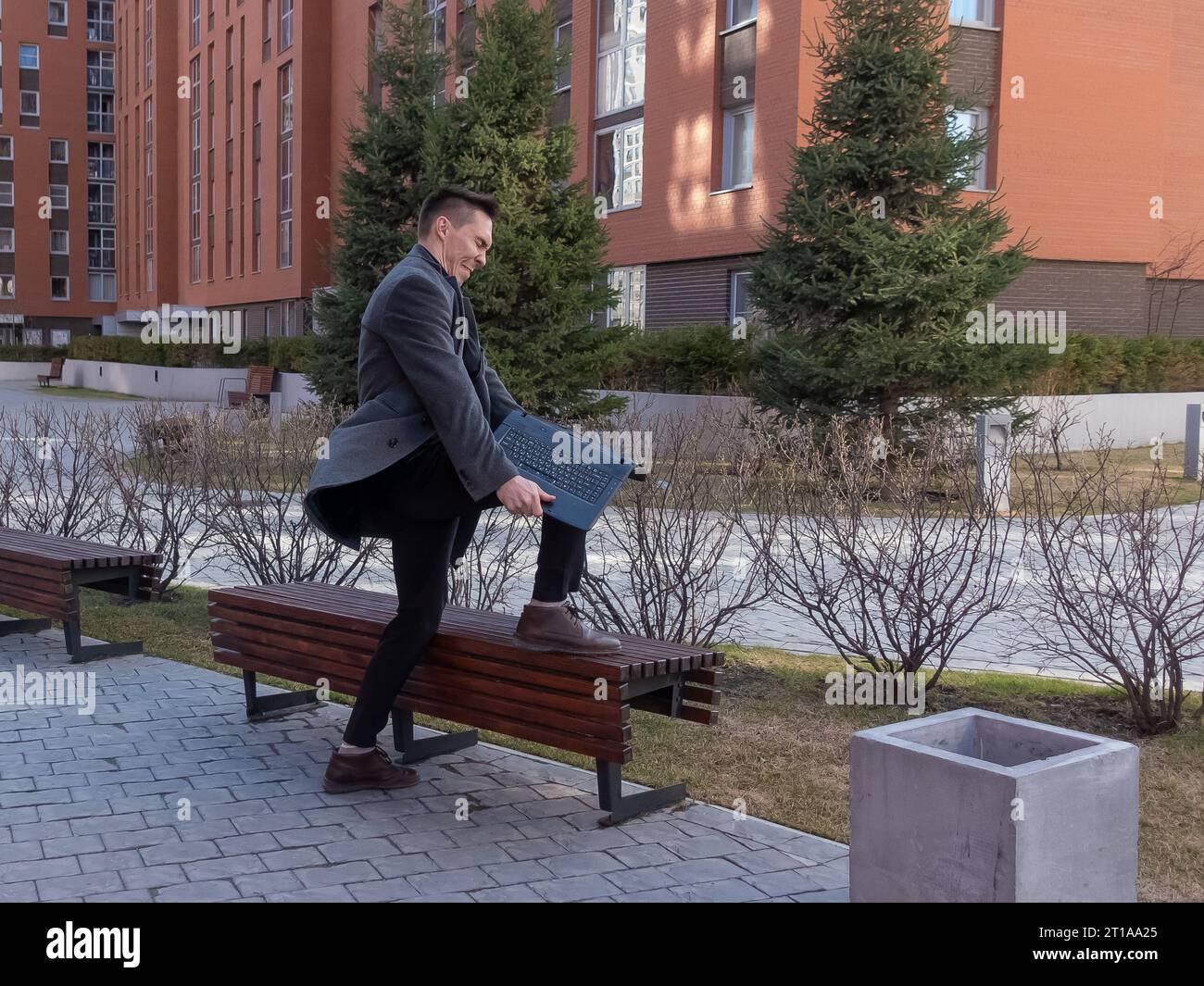 Angry man destroy laptop hi-res stock photography and images - Alamy