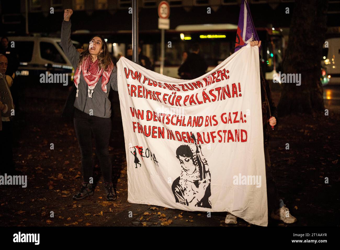 Duisburg, Germany. 12th Oct, 2023. Women hold a banner at the pro ...