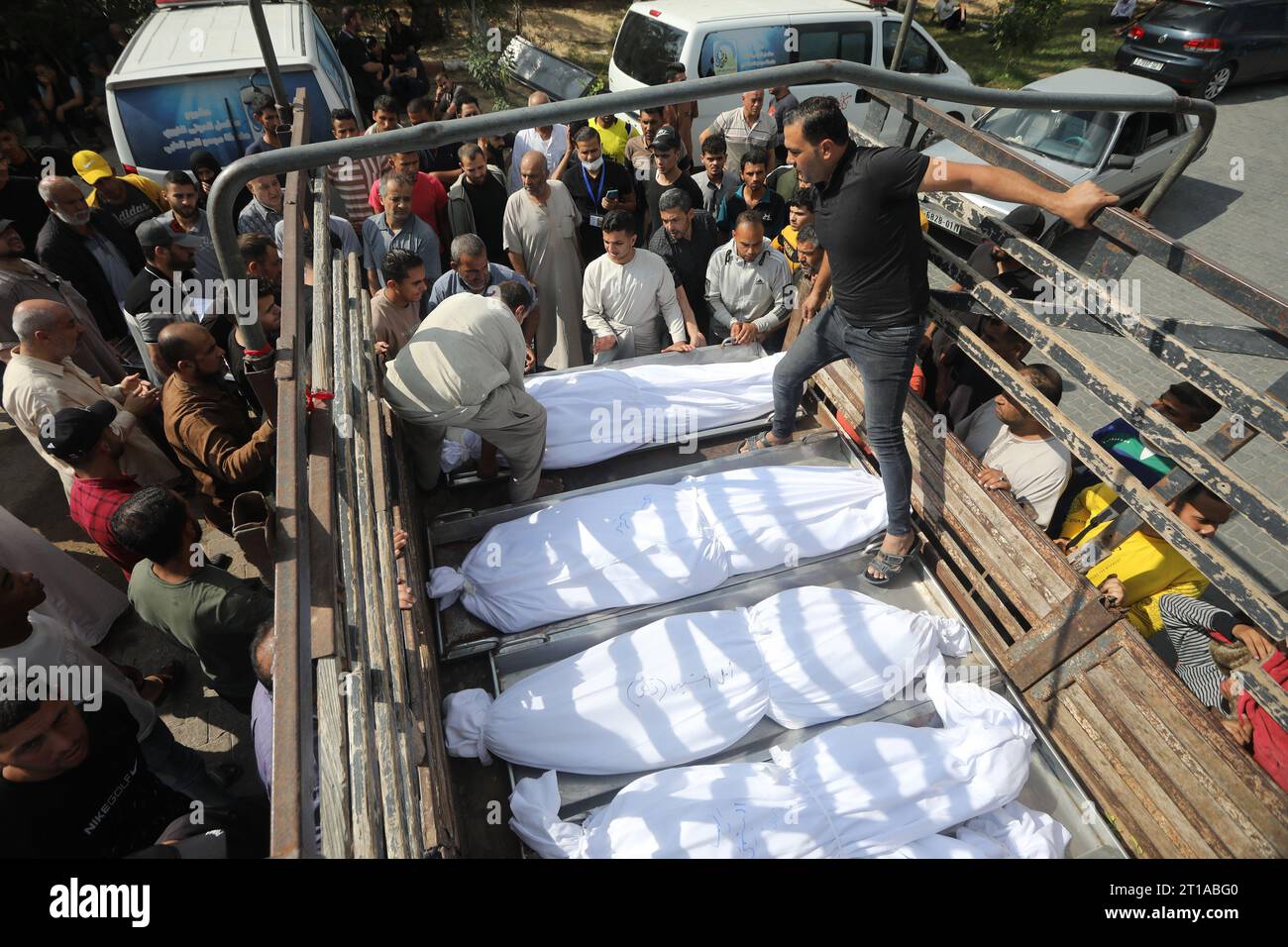 Khan Yonis, Gaza. 11th Oct, 2023. Mourners look at the covered bodies ...