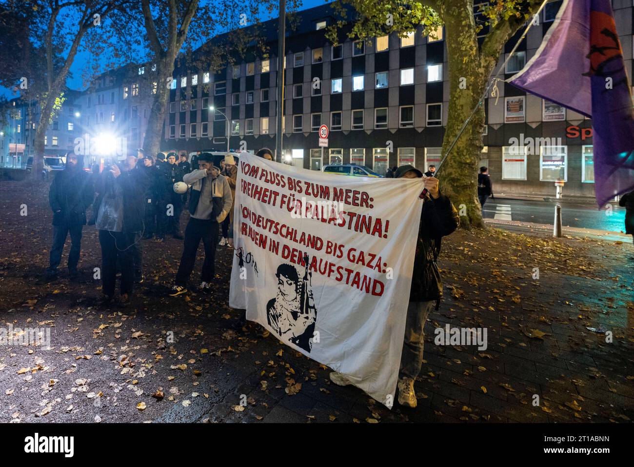 Duisburg, Germany. 12th Oct, 2023. Women hold a banner at the pro ...