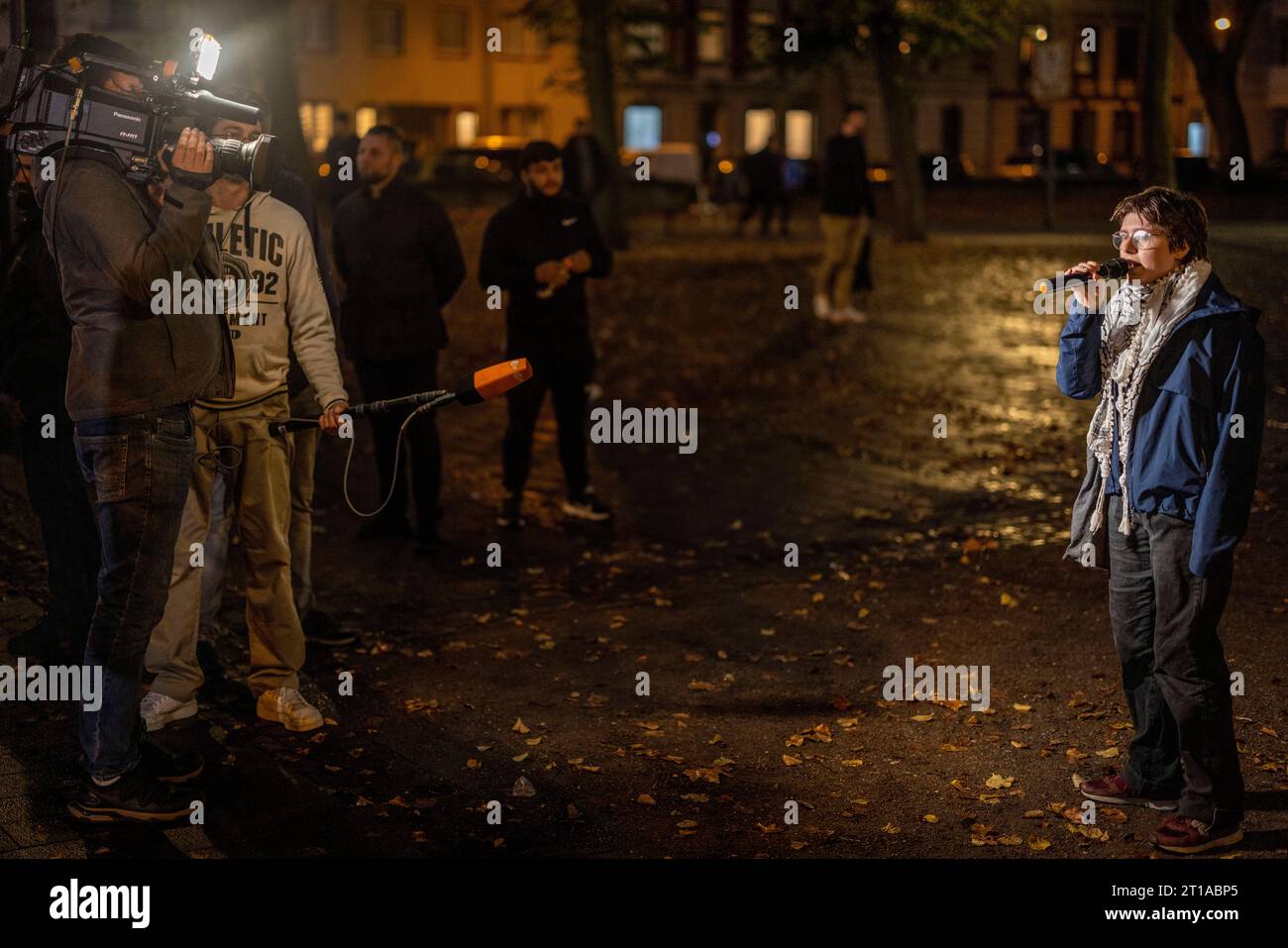 Duisburg, Germany. 12th Oct, 2023. A speaker addresses a TV crew at the ...