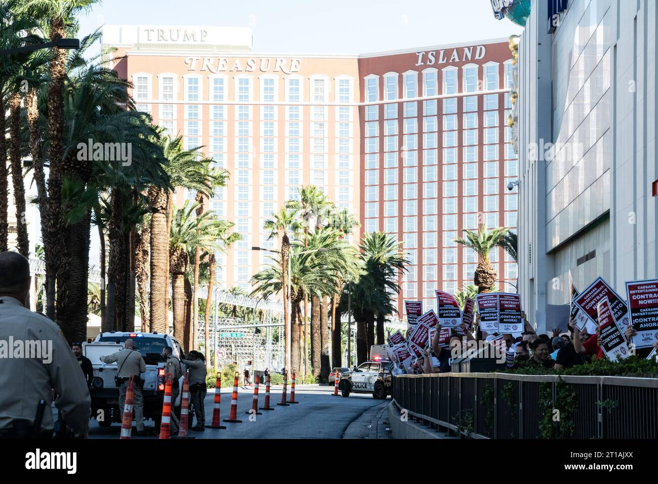 Las Vegas, NV, USA. 12th Oct, 2023. Culinary Union workers picket on ...