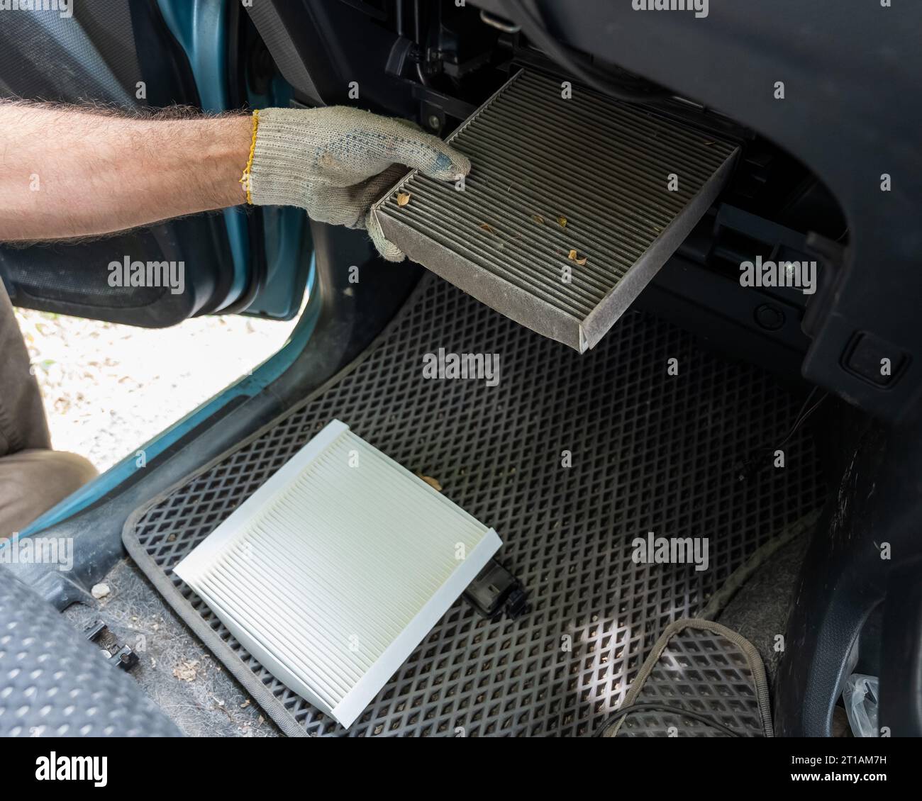 Mechanic changes cabin air hi-res stock photography and images - Alamy
