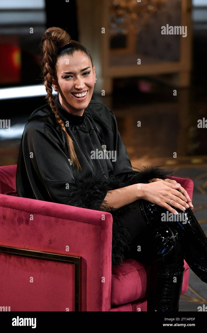 Cornice tv hi-res stock photography and images - Alamy