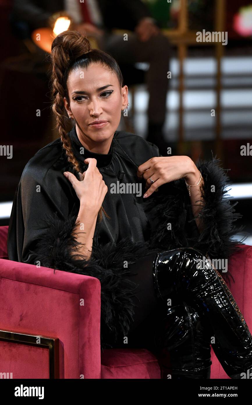 Cornice tv hi-res stock photography and images - Alamy