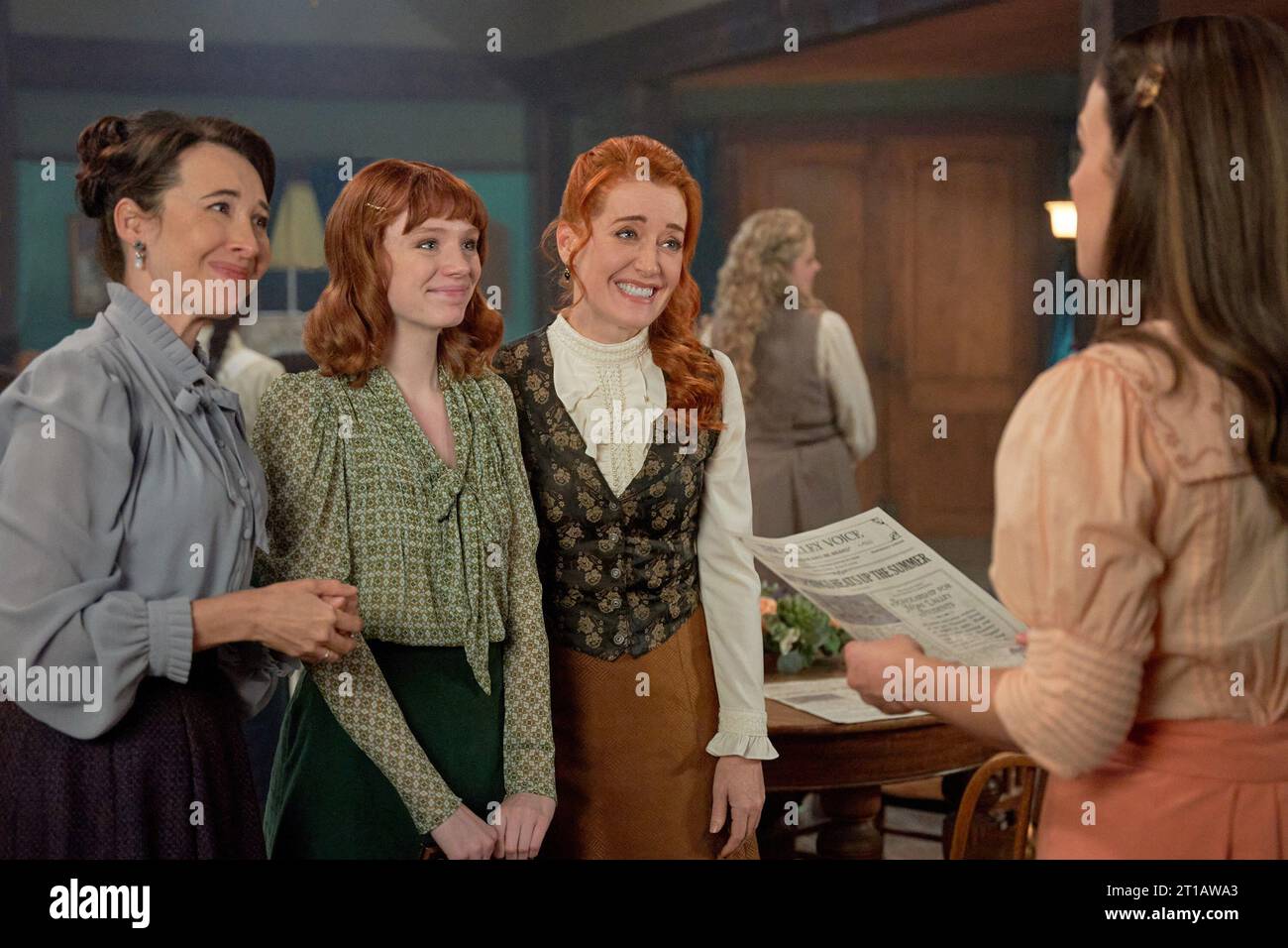 WHEN CALLS THE HEART, from left: Loretta Walsh, Mamie Laverock ...