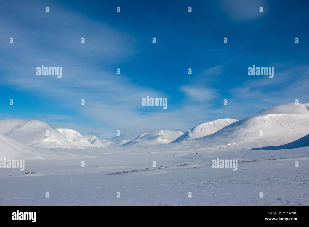 Kungsleden skiing trail between Salka Hut and Kebnekaise Mountain ...