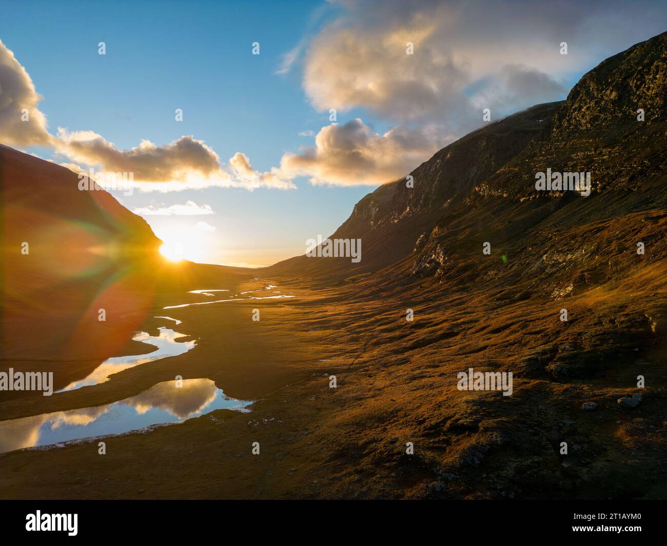 Sunrise above Kungsleden hiking trail between Viterskalet and Syter ...