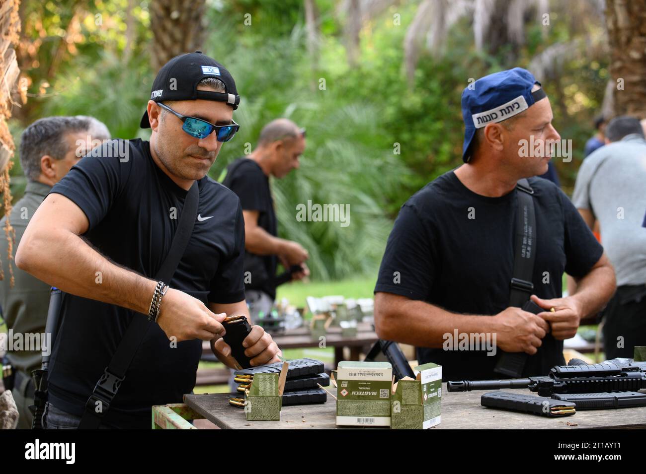 (231012) -- AYELET HASHAHAR, Oct. 12, 2023 (Xinhua) -- People load ...