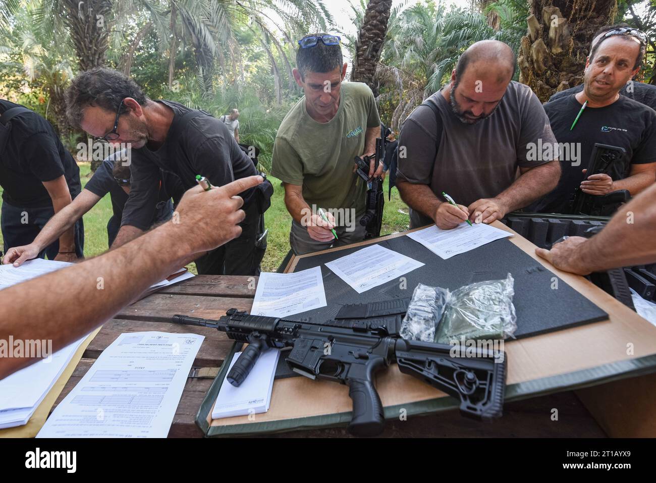 (231012) -- AYELET HASHAHAR, Oct. 12, 2023 (Xinhua) -- People allowed ...