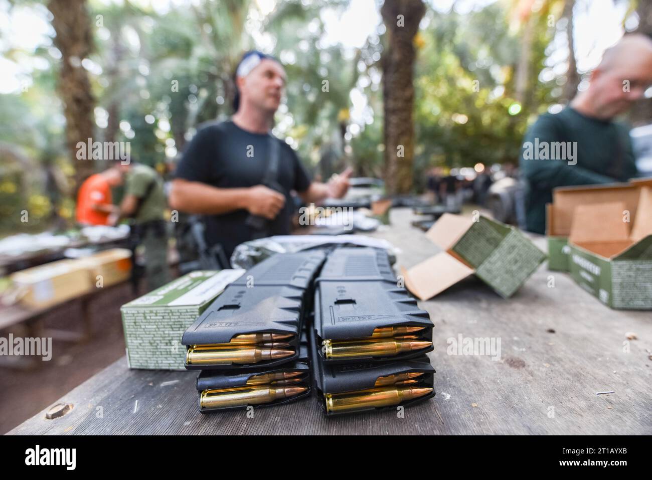 (231012) -- AYELET HASHAHAR, Oct. 12, 2023 (Xinhua) -- People load ...