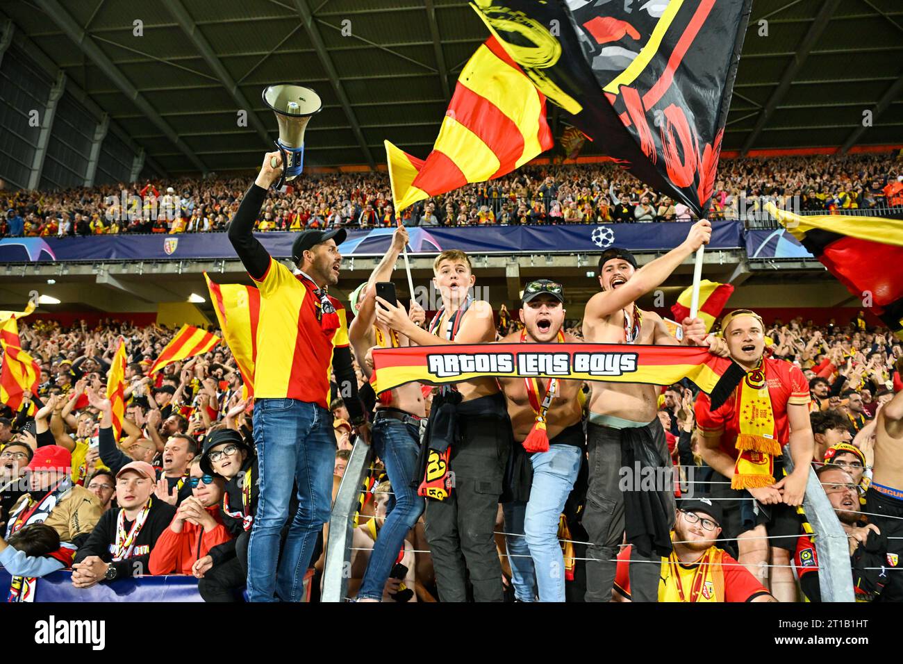 Arsenal fans celebrating hi-res stock photography and images - Alamy