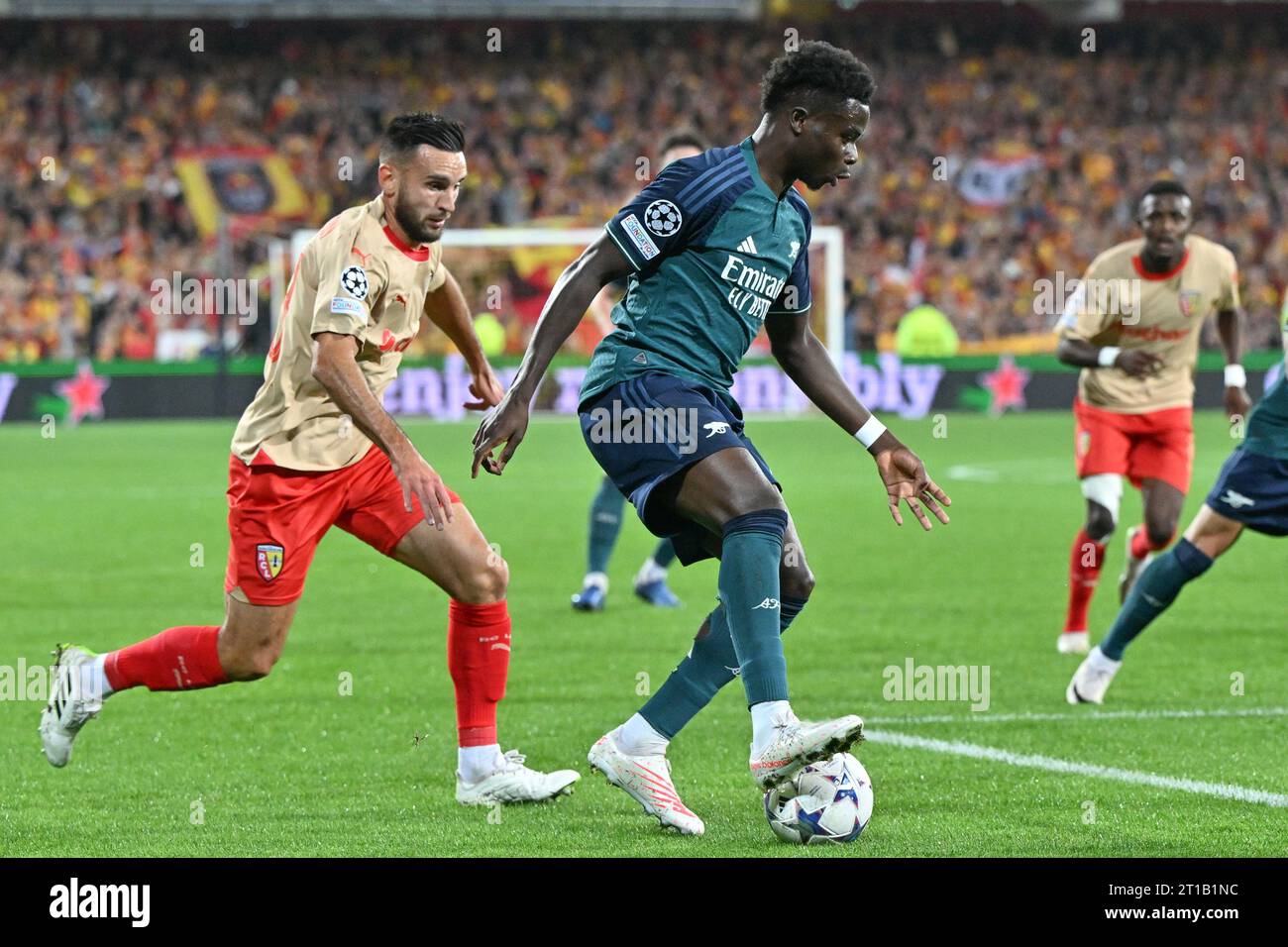 Adrien Thomasson (28) of RC Lens defending on Bukayo Saka (7) of ...