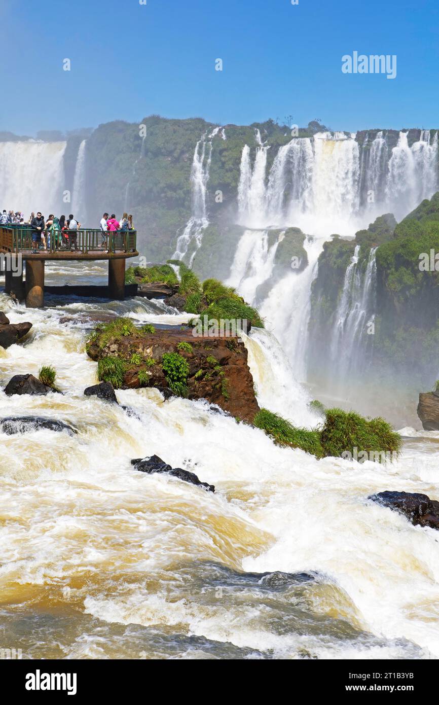 Viewing platform in the Devil's Gulch or Garganta do Diabo, Iguazu ...