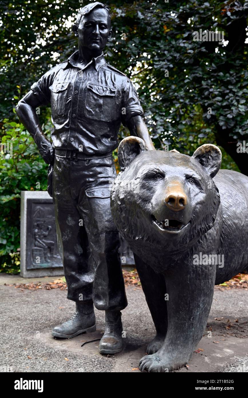 Wojtek the Soldier Bear Memorial Edinbugh Stock Photo - Alamy