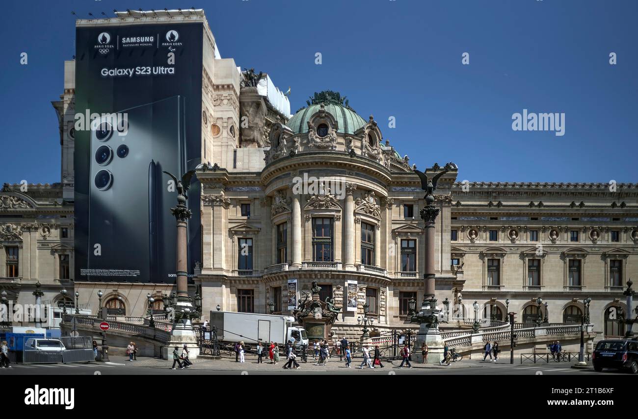 Large-scale advertising at the Paris Opera during renovation works ...