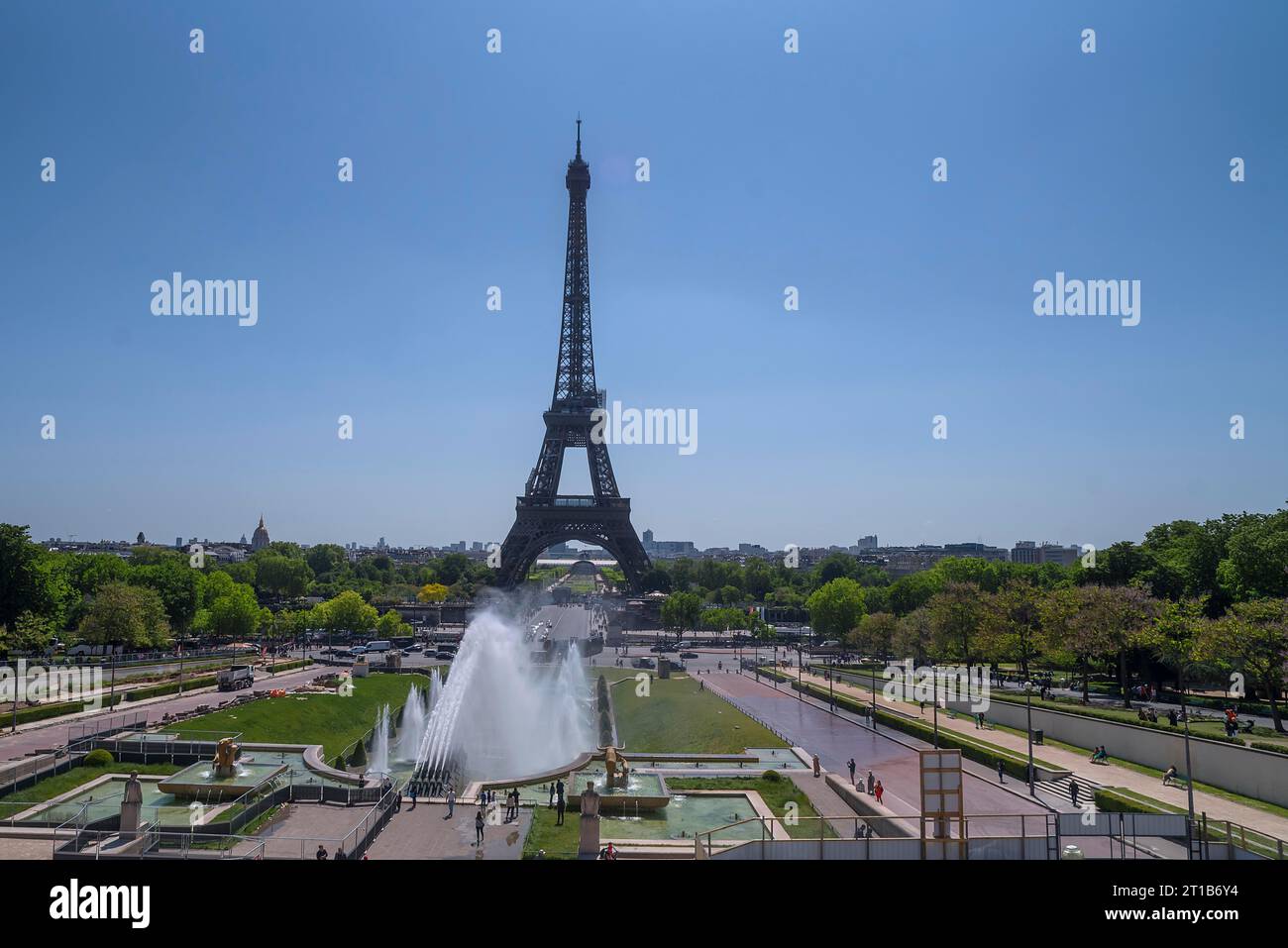 Eiffel Tower, front park and fountains, Paris, France Stock Photo - Alamy