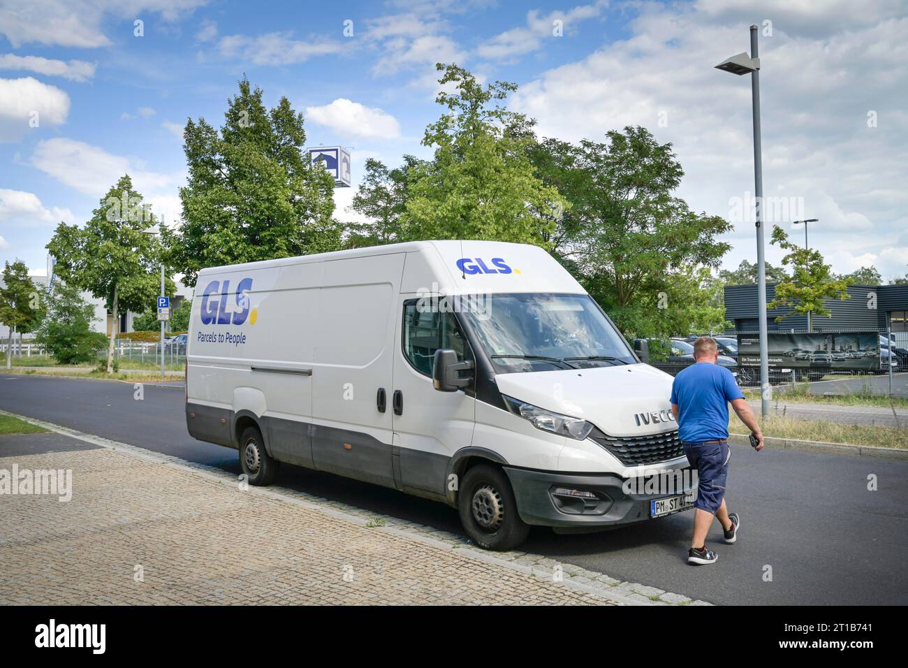Gls parcel delivery van hi-res stock photography and images - Alamy