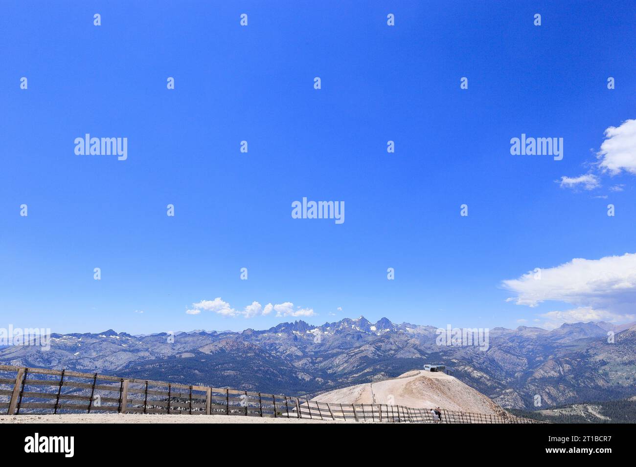 A vast view from the top of Mammoth mountain in Mammoth Lakes ...