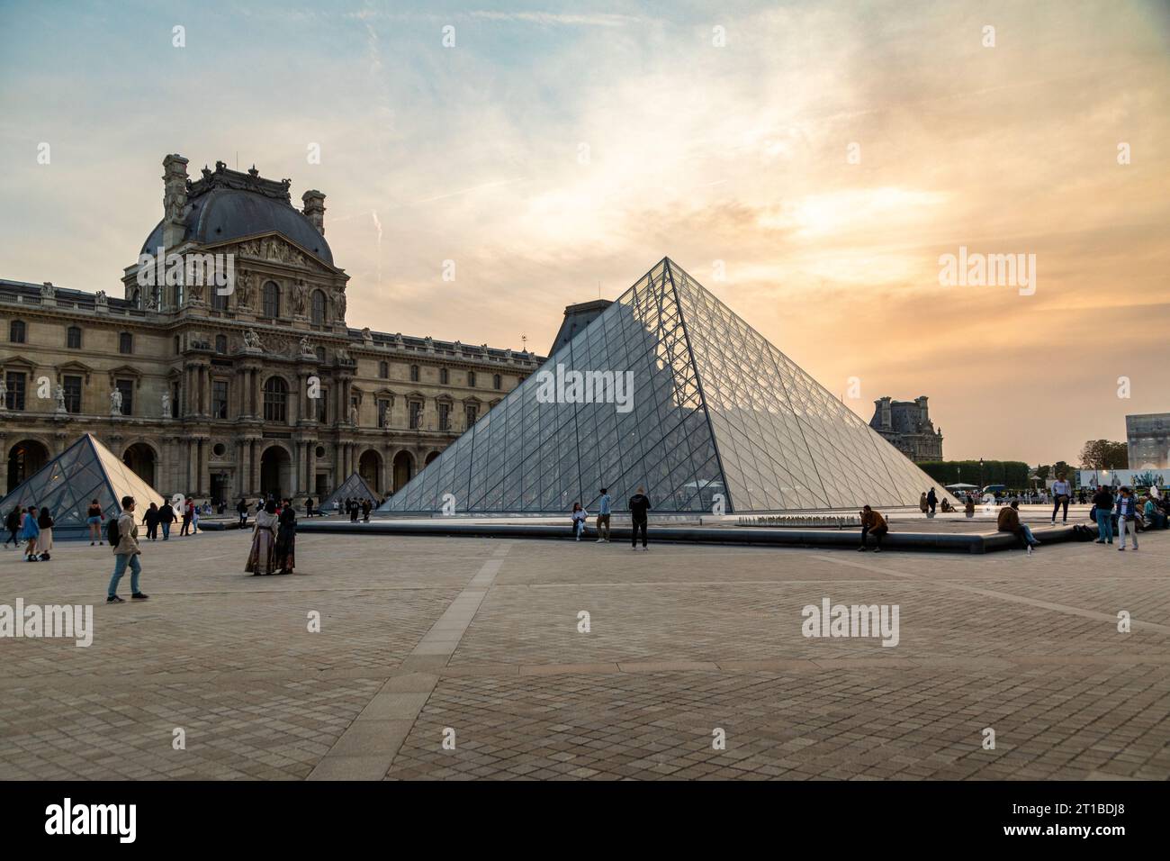 Courtyard and glass pyramid of the Louvre Museum at dusk, Paris, France ...