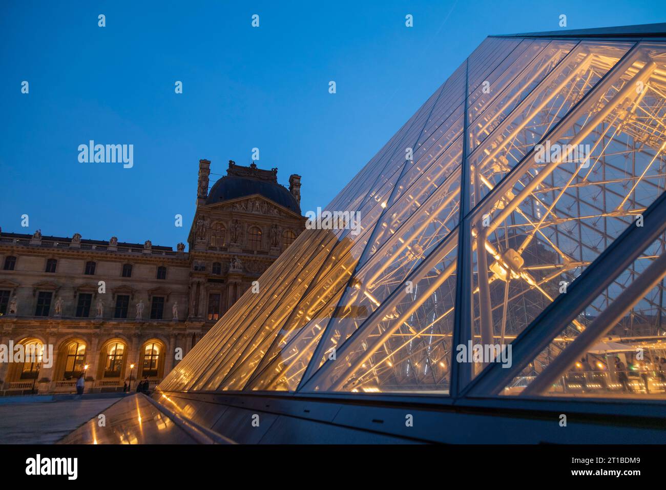 Courtyard and glass pyramid of the Louvre Museum at dusk, Paris, France ...