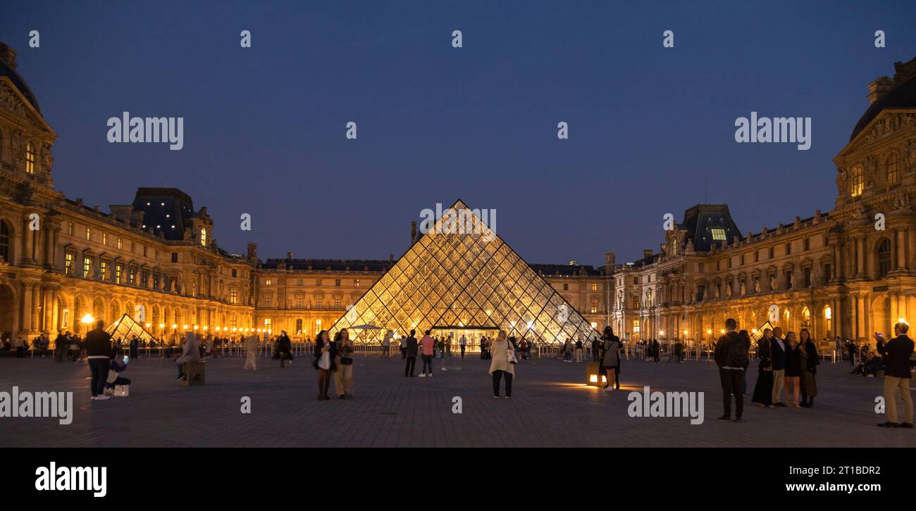 Courtyard and glass pyramid of the Louvre Museum at dusk, Paris, France ...