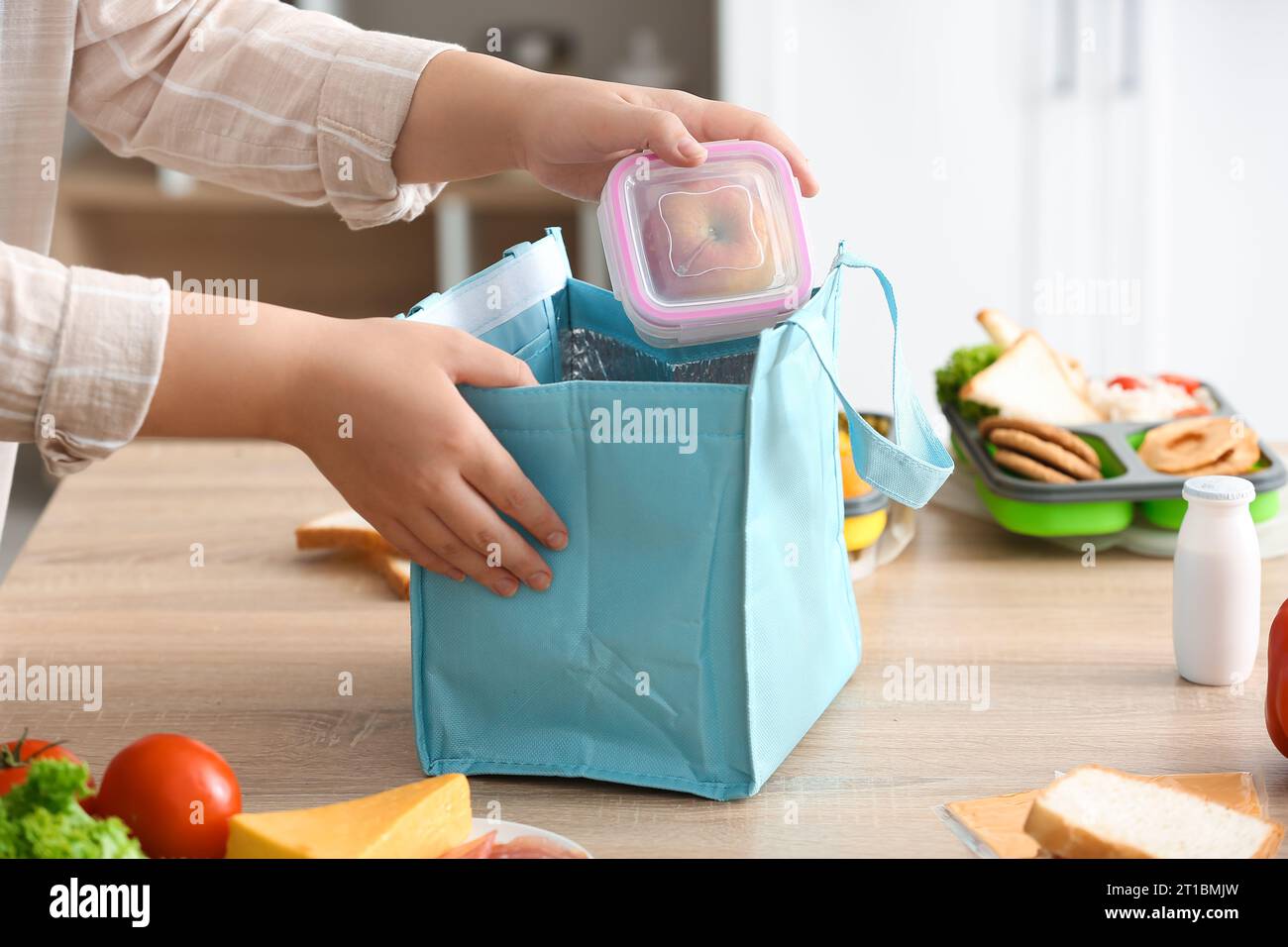 Girl packing lunch school hi-res stock photography and images - Alamy