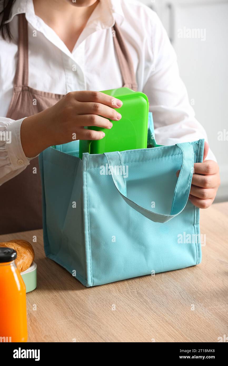 Girl packing lunch school hi-res stock photography and images - Alamy
