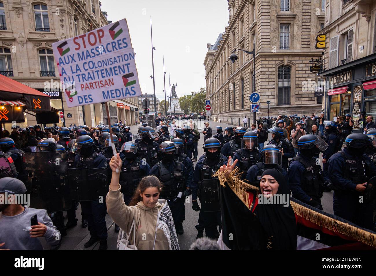 Paris, France. 12th Oct, 2023. A squad of police officers seen trying to disperse the pro ...