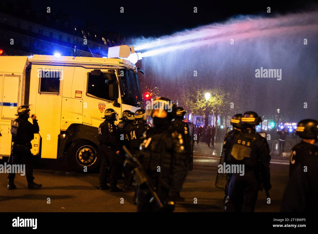 Paris, France. 12th Oct, 2023. Police water cannon launched to the pro ...