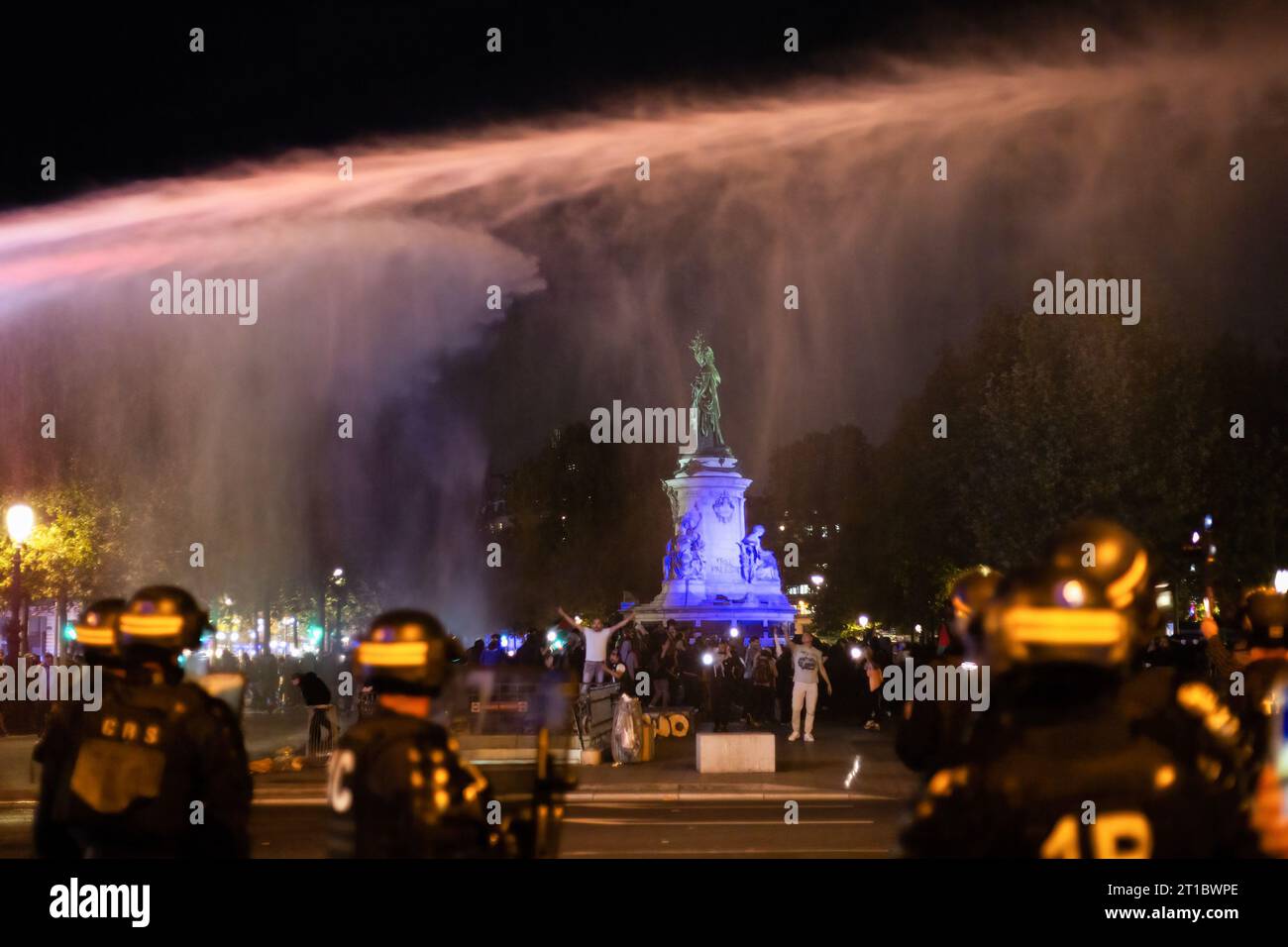 Paris, France. 12th Oct, 2023. Police water cannon launched to the pro ...