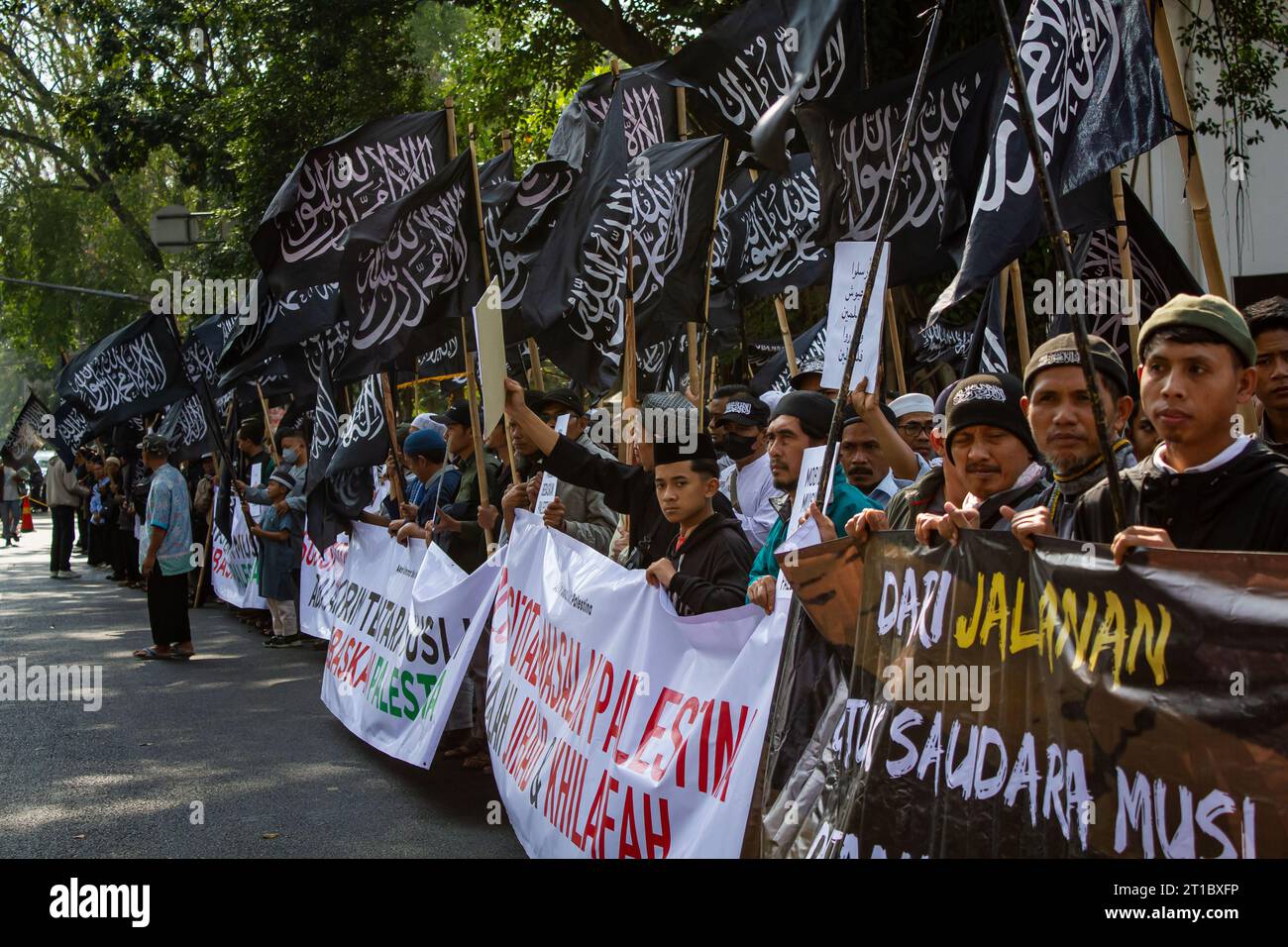 Bandung, West Java, Indonesia. 13th Oct, 2023. Hundreds of Muslim ...