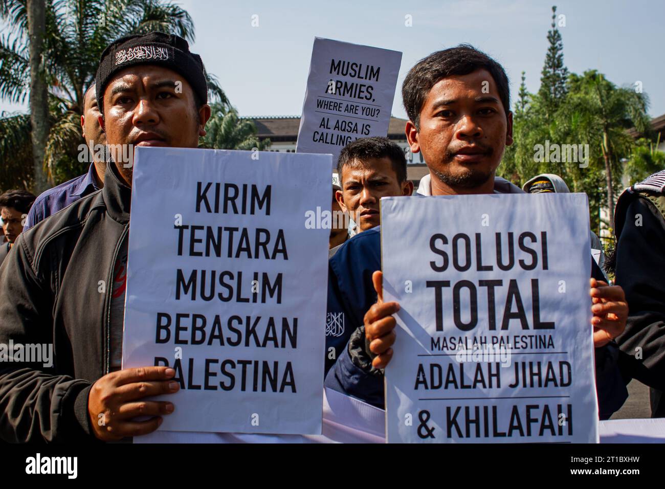 Bandung, West Java, Indonesia. 13th Oct, 2023. Hundreds of Muslim ...