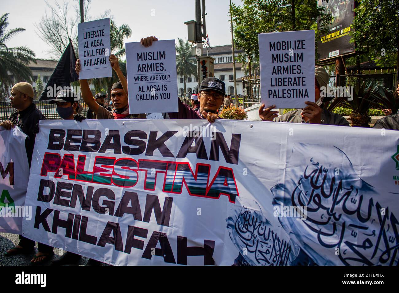Bandung, West Java, Indonesia. 13th Oct, 2023. Hundreds of Muslim ...