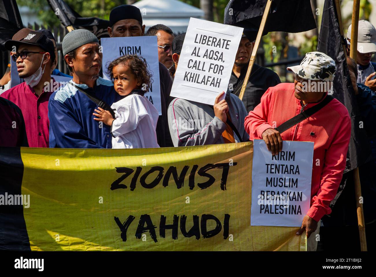 Bandung, West Java, Indonesia. 13th Oct, 2023. Hundreds of Muslim ...