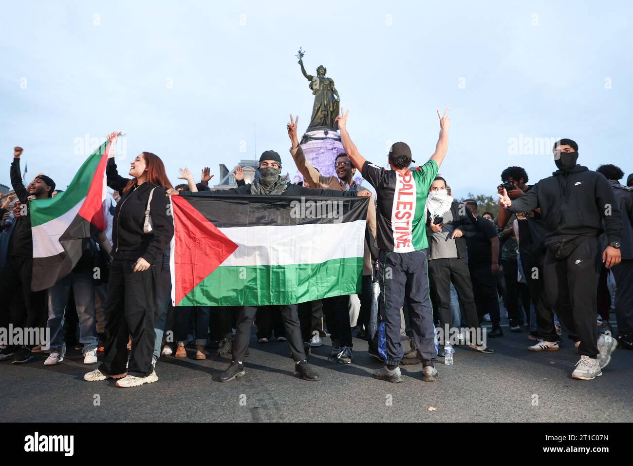 Paris, France. 12th Oct, 2023. Protesters with flags in support to ...