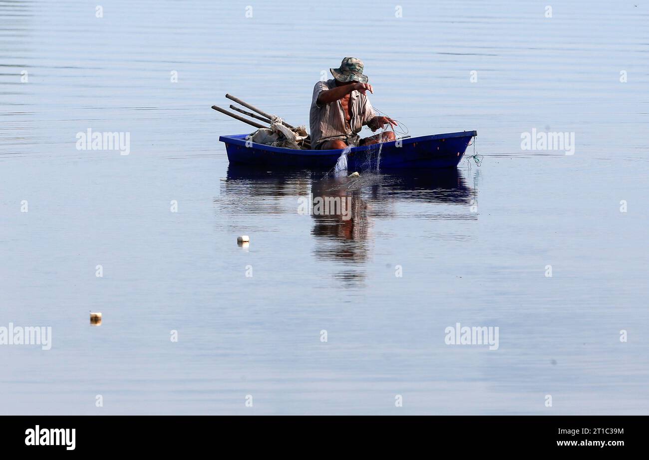 Nakhon Sawan, Thailand. 12th Oct, 2023. A villager rows a boat along a flooded rice field, in ...