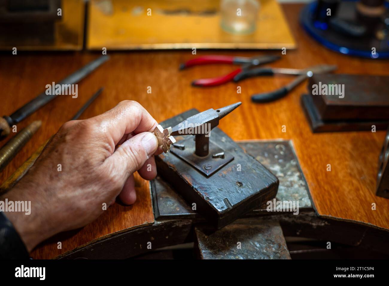 Gold anvil hi-res stock photography and images - Alamy