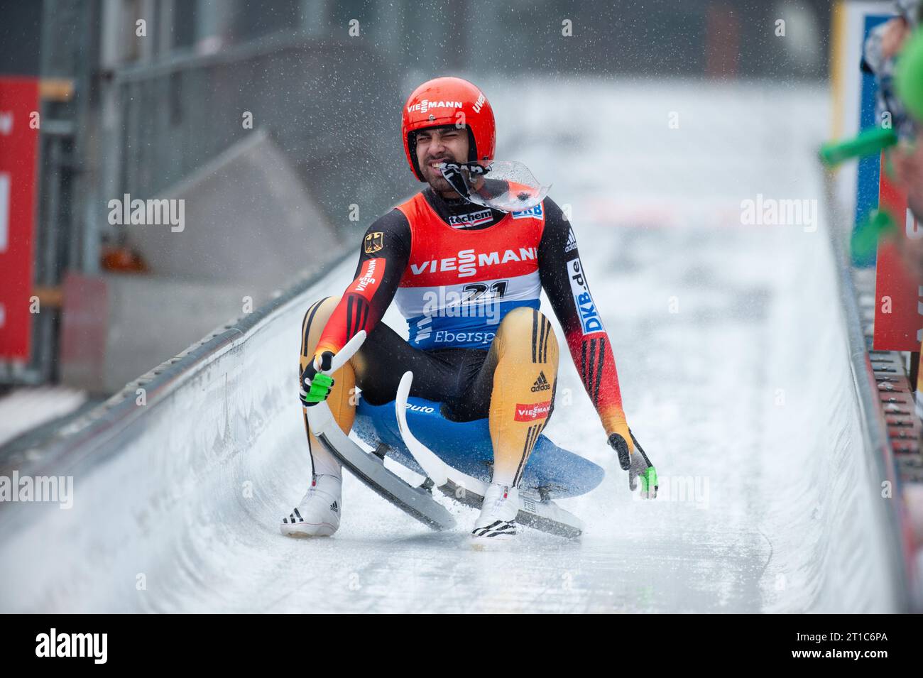 Langenhan, Andi Aktion im Ziel mit Visier im Mund Viessmann Rodel Welt ...