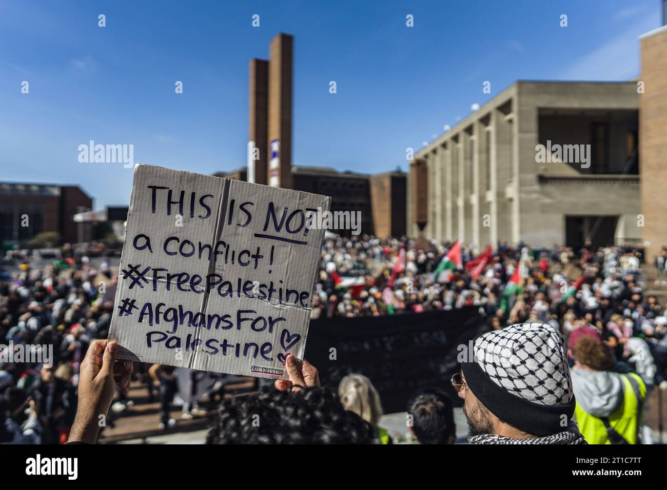 Hundreds of demonstrators from opposing sides of the Middle East ...