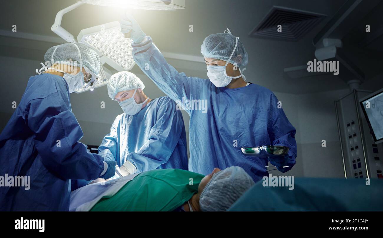 Surgical team doing operation patient hi-res stock photography and ...