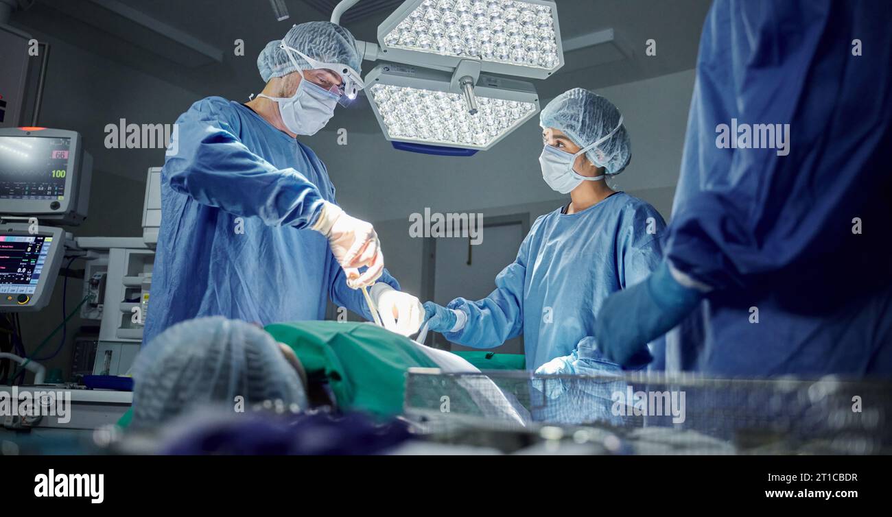 Surgical team doing operation patient hi-res stock photography and ...