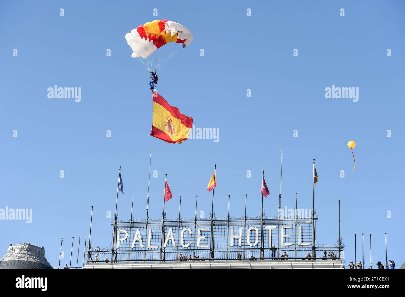 Madrid, Spain. 12th Oct, 2023. A paratrooper displays the Spanish ...