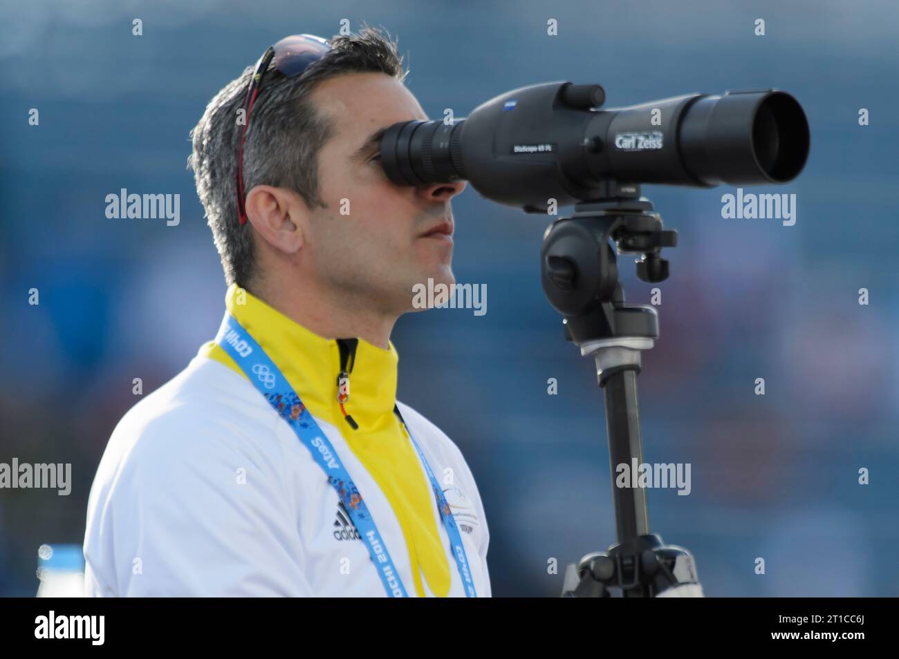 Ricco Gross (Trainer Biathlon) schaut durchs Fernglas Biathlon Frauen ...