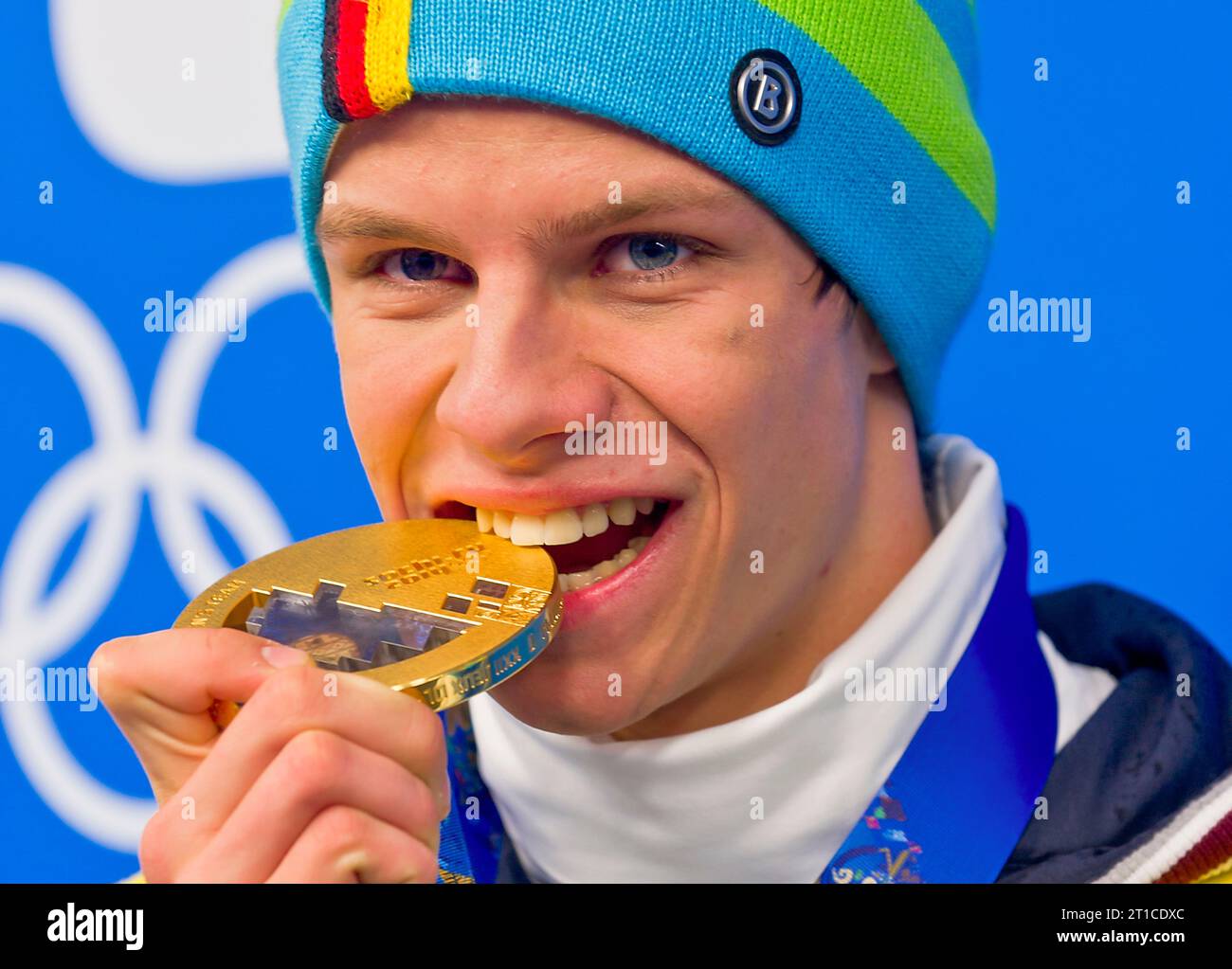 Andreas Wellinger bei Siegerehrung mit Goldmedaillen Herren ...